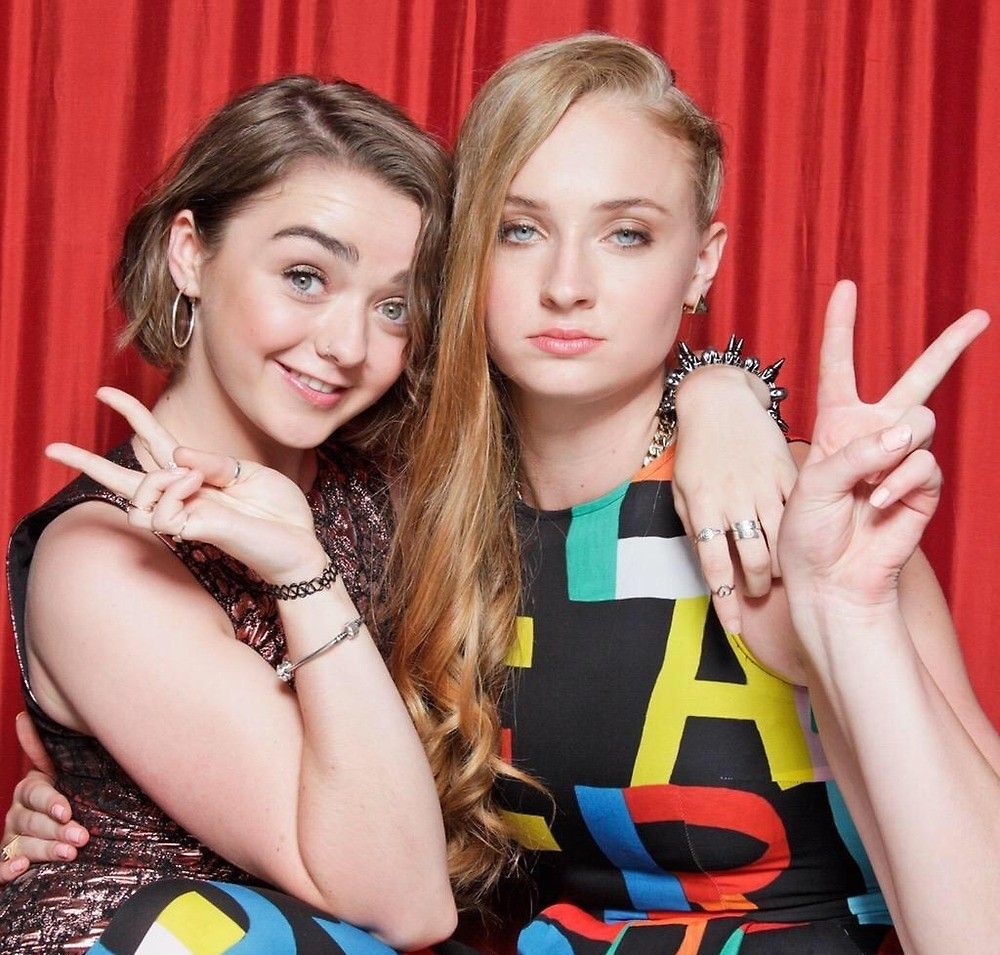 15-s-e-fakten-ber-die-freundschaft-von-maisie-williams-und-sophie